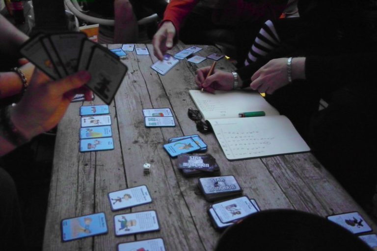 Munchkin Rules Made Easy: A Beginner's Guide to Dungeon Mayhem - Play ...